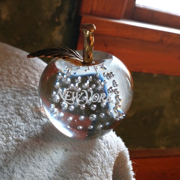 Art | Vintage Glass Apple W Gold Stem Leaf Paperweight New York Etched ...